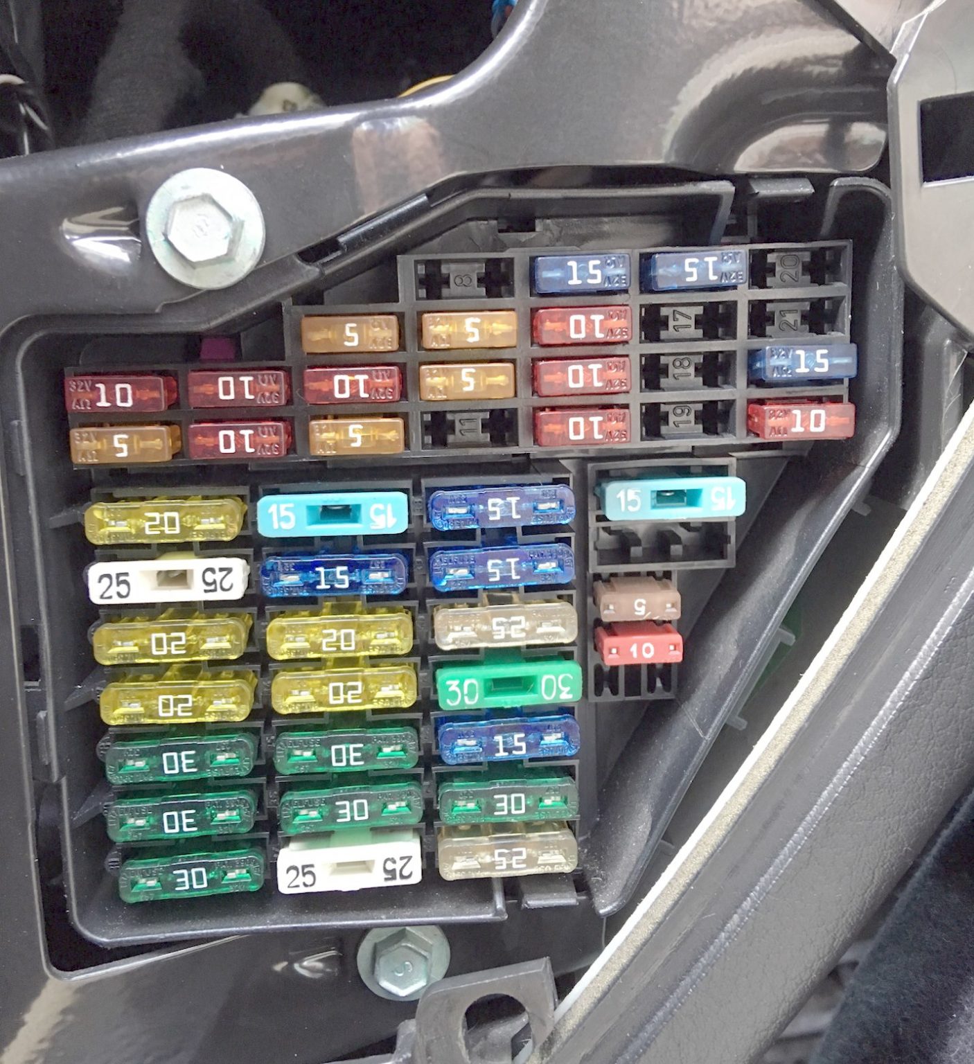 Fuse box diagram Audi А4 B6 relay with assignment and location