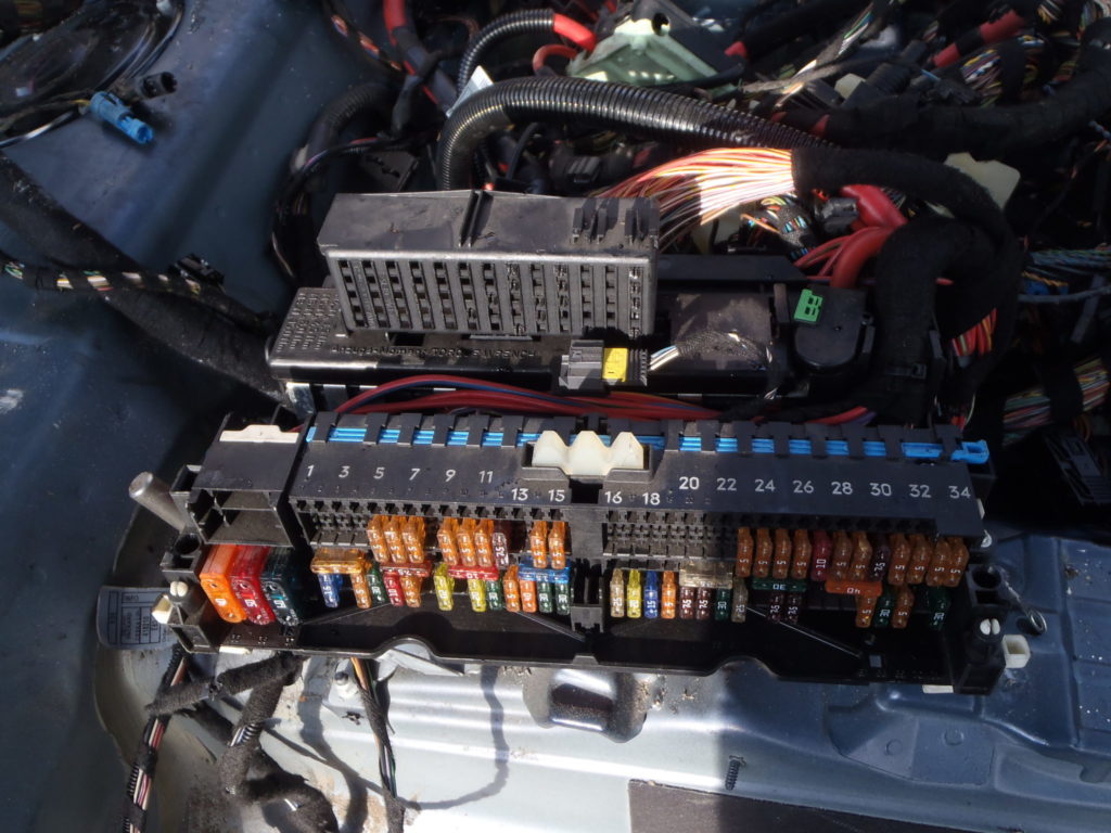Fuse box diagram BMW X3 E83 and relay with assignment and location