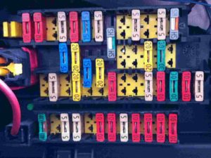 Fuse box diagram Peugeot 206 and relay with assignment and location