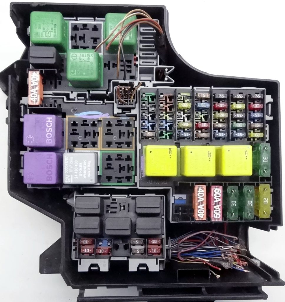 Fuse box diagram Vauxhall Ople Corsa C relay with assignment and location