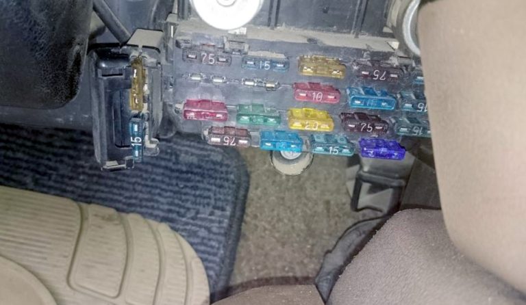 Fuse box diagram Toyota Town Ace Noah and relay with assignment and ...