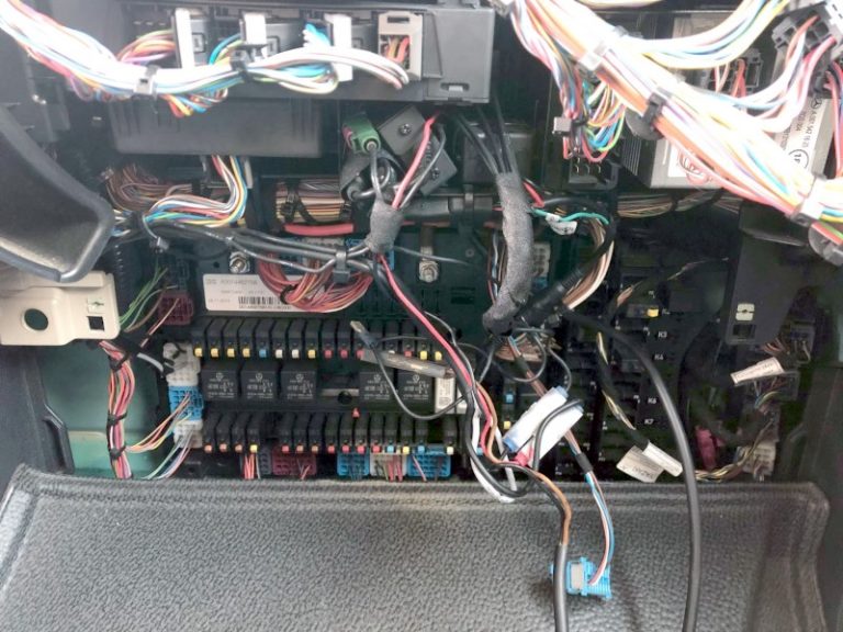 Fuse box diagram Mercedes-Benz Actros Mp4 and relay with assignment and ...