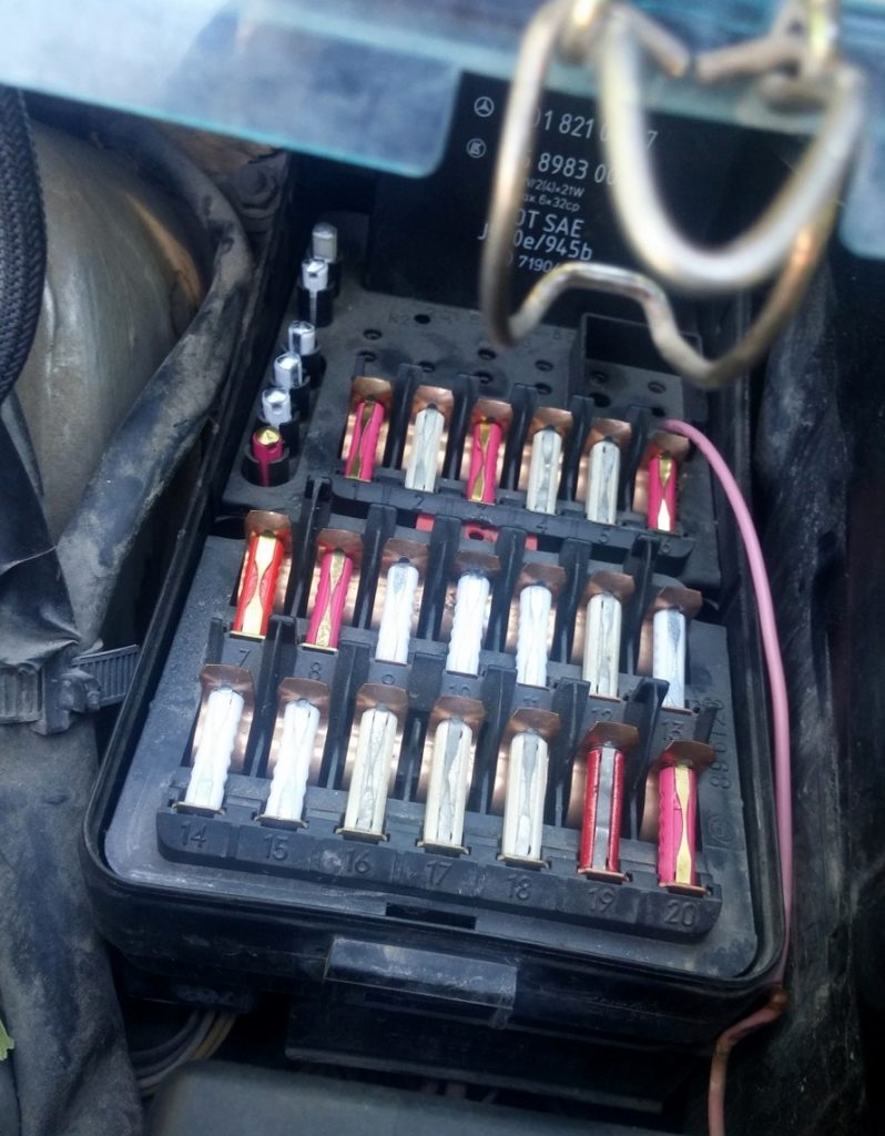 Fuse box diagram Mercedes 190 W201 and relay with designation and location